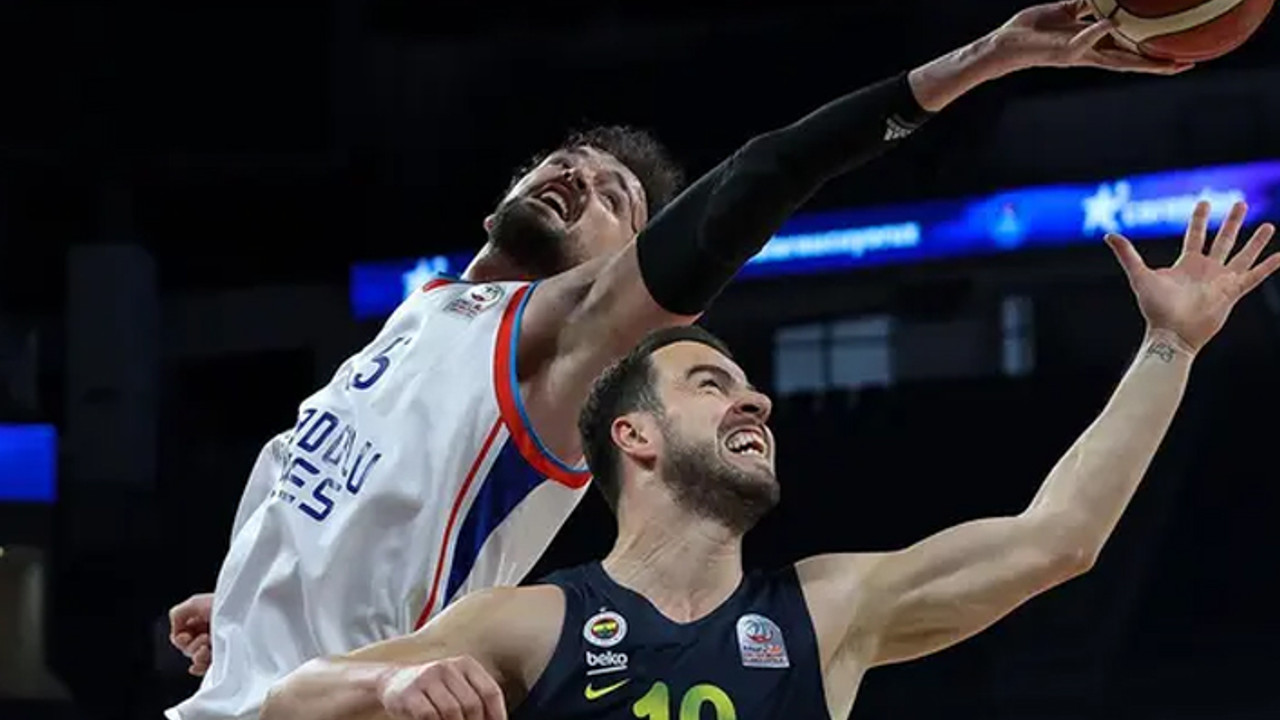 Anadolu Efes - Fenerbahçe Beko maçında kavga çıktı - KRT TV Anadolu Efes - Fenerbahçe Beko maçında kavga çıktı - KRT TV