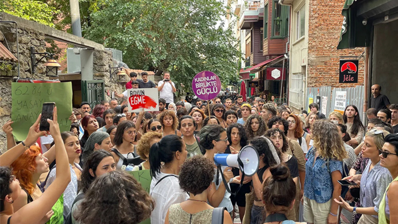İstanbul'da kadın cinayeti eylemi: İstanbul Sözleşmesi vurgusu - KRT TV İstanbul'da kadın cinayeti eylemi: İstanbul Sözleşmesi vurgusu - KRT TV