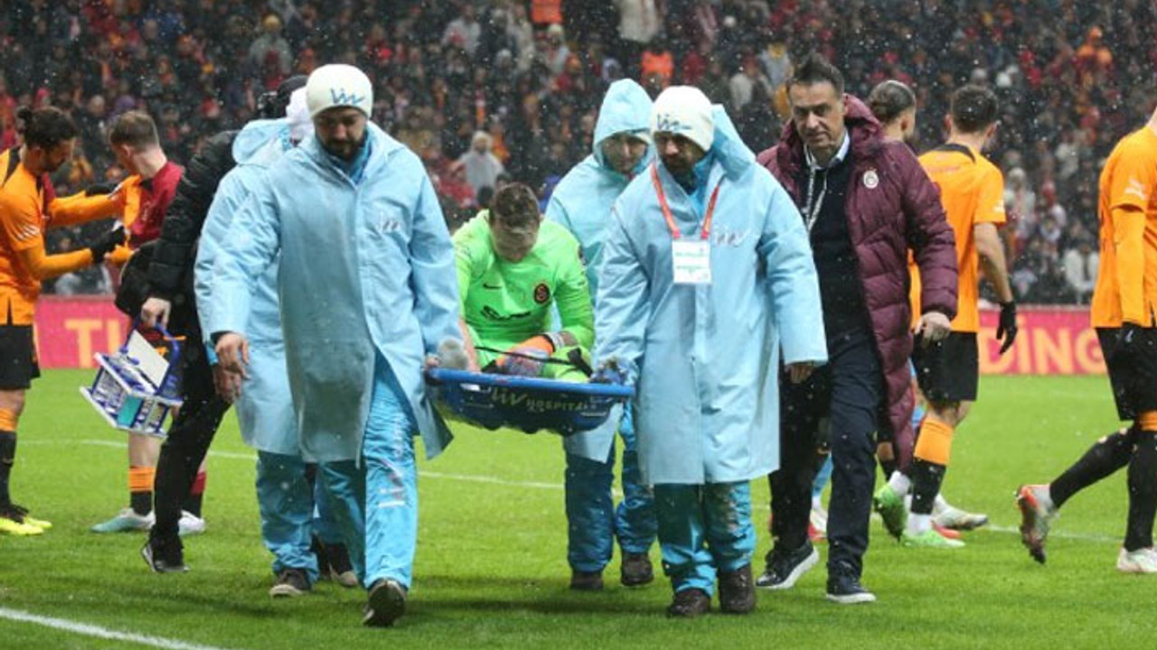 Muslera sahayı sedyeyle terk etti - KRT TV Muslera sahayı sedyeyle terk etti - KRT TV